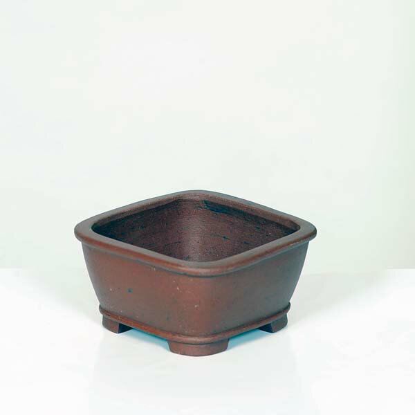 商品説明 柴勝　正方鉢 本名：柴田　勝一 愛知県常滑市出身。 常滑作家のひとりで、タタラと押型による手づくり鉢を作られています。 泥物から釉薬まで幅広い作陶で、樹の育成にも優れた鉢です。 サイズ 鉢径：約8.0cm 　高さ：約4.2cm 納...
