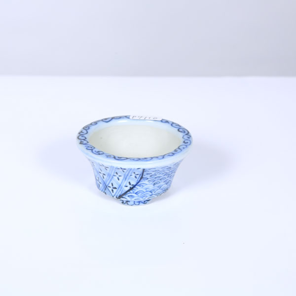 商品説明 峰山　丸鉢 九谷焼 石川県南部の金沢市、小松市、加賀市、能美市で生産される色絵の磁器。 五彩手（通称「九谷五彩」）という色鮮やかな上絵付けが特徴である。 サイズ 鉢径：約7.0cm 　高さ：約3.6cm 納期配達ご希望日時のご指定...