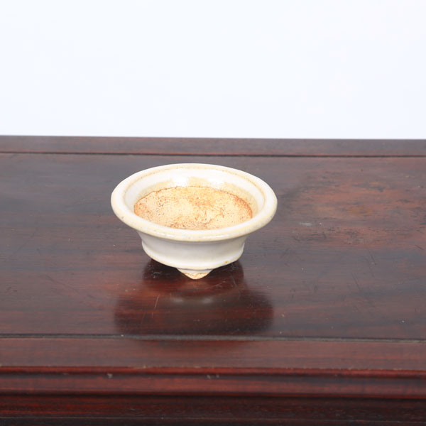 商品説明服部　そり丸鉢 常滑作家のひとり。常滑土を用いた押型・紐づくりが主で、丸鉢は手びねり・ロクロによるものである。主力は釉薬物で、特に均釉の窯変物に秀でており、撫角長方鉢も独自の作風として顕著である。培養面においても通気性が良く、適して...