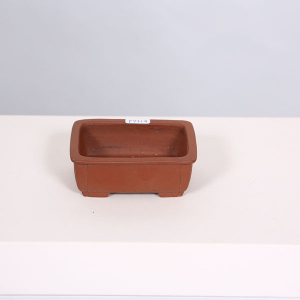 商品説明 柴勝　長方鉢 本名：柴田　勝一 愛知県常滑市出身。 常滑作家のひとりで、タタラと押型による手づくり鉢を作られています。 泥物から釉薬まで幅広い作陶で、樹の育成にも優れた鉢です。 サイズ 鉢径：約9.9cm　高さ：約3.6cm　奥行...