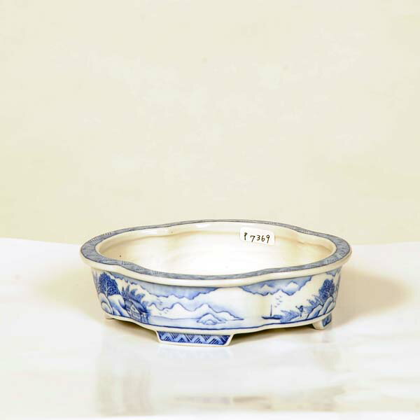 商品説明 月香　モッコ鉢(共箱・共布　有) 本名：伊藤寧俊 昭和十四年、常滑生まれ。 染付・赤絵・五彩を得意とする。 型を使わない彫り抜き法がほとんどであり必然的に寡作。 月之輪涌泉氏の影響を受けたといわれる絵は、年々評価が上がっている。 ...