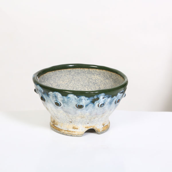 商品説明 越前文山　丸鉢 本名：伊藤 薫 福井県出身。 地元に伝わる越前焼に則って独自の作風を確立。 釉薬の発色が美しく、個性的な形状に挑戦されています。 サイズ 鉢径：約12.6cm 　高さ：約7.2cm 納期配達ご希望日時のご指定ができ...