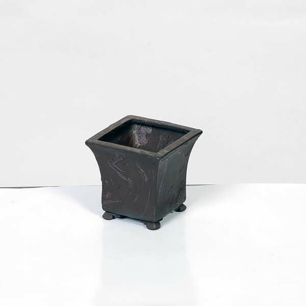 商品説明 流苑(りゅうえん）　足付丸鉢 泥物小鉢作家の第一人者として知られ、小品及び中品樹鉢の燒締物が中心。 タタラづくりも行なっていたが、雲足を除いて、全工程で彫抜技法を用いる。 現在は製作を引退されています。 サイズ 鉢径：約6cm　幅...