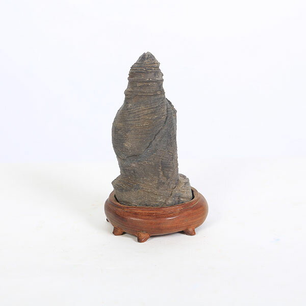 商品説明 抹香石　姿石（まっこうせき　すがたいし） 抹香石（まっこうせき）とは、愛媛県宇和島市津島町一帯の山中で採掘される硬質石灰系の石。 細やかな皺目による多様な紋様が特徴です。 台座付き サイズ 全高：約11.5cm 幅：約5.7cm ...