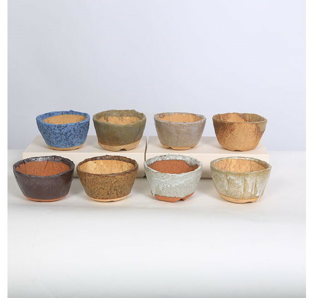 商品説明 信楽焼ひねり丸鉢 滋賀県甲賀市信楽を中心に作られる陶器で、日本六古窯の一つに数えられる。 長い歴史と文化に支えられ、伝統的な技術によって今日に伝えられて、土と炎が織りなす芸術として“わびさび”の趣を今に伝えている。 ※ご希望の色を...