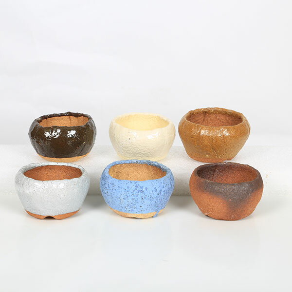 商品説明 信楽焼ひねりつぼみ型鉢 滋賀県甲賀市信楽を中心に作られる陶器で、日本六古窯の一つに数えられる。 長い歴史と文化に支えられ、伝統的な技術によって今日に伝えられて、土と炎が織りなす芸術として“わびさび”の趣を今に伝えている。 ※ご希望...