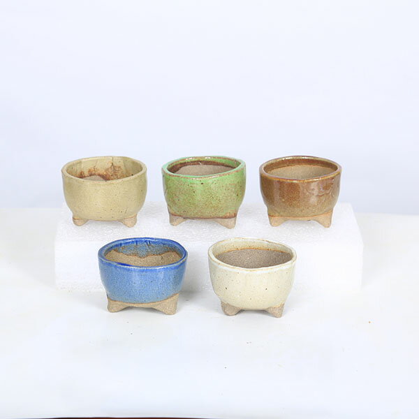 商品説明 祥石(二代目)ゆうき　丸鉢　2号 独特な色合いが魅力。 初代祥石のご子息で、落款は「ゆうき　祥石」です。 ※ご希望の色をお選び下さい。 ※こちらは数量物となっております。 ※使用には差し支えのない程度のシャモットの飛び（気泡のよう...