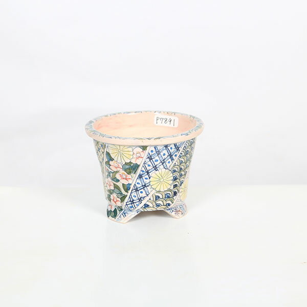 商品説明 本田影雪　縁付足付丸鉢 本名：本田　榮子。 落款：影雪 幼いころより陶芸に興味があり、陶芸を始めて約30年。 知人からの小品盆栽の鉢の依頼があり創作活動が始まりました。 盆栽仲間のアドバイスや指導を受け自分の思い描くデザインや絵を...