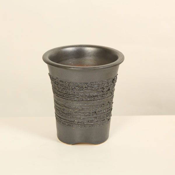 商品説明信楽焼イブシ松皮鉢（かみ山陶器）信楽焼（しがらきやき）は、滋賀県甲賀市信楽を中心に作られる陶器で、 日本六古窯のひとつに数えられています。 ＊数量物・手作りの為、多少色味・模様の違いがございます。サイズ鉢径：約12cm　高さ：約12...