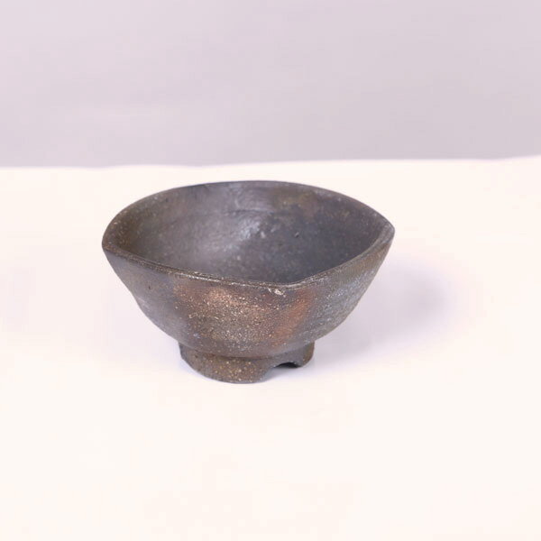 商品説明 信楽焼窯変四角鉢　 信楽焼（しがらきやき）は、滋賀県甲賀市信楽を中心に作られる陶器で、日本六古窯のひとつに数えられる。 温かみのある火色（緋色）の発色と自然釉によるビードロ釉と焦げの味わいに特色づけられ、土と炎が織りなす芸術として...