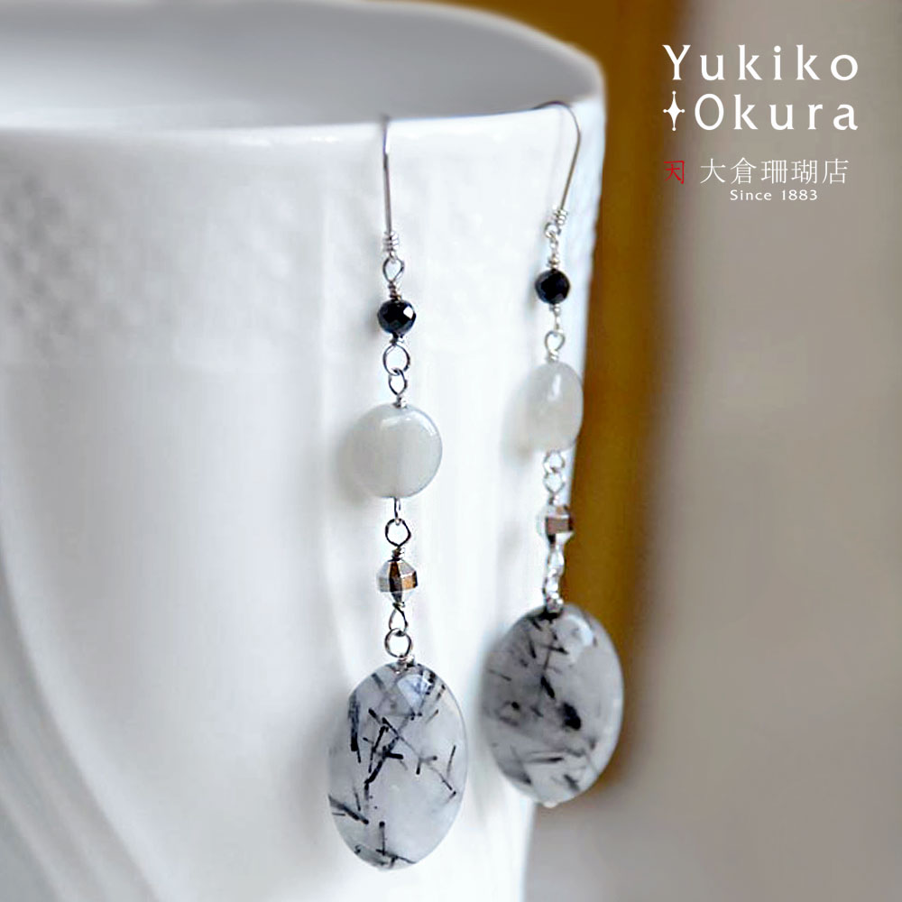 黒い針状のインクルージョンを宿した トルマライズドクォーツ、 グレームーンストーン、クールな輝きが 美しいブラックスピネル、金属のミラー ボールを縦にデザインしたイヤピア。 1つ1つ異なる表情が神秘的で スタイリッシュな石の輝きが魅力的。 ...