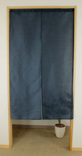 全国送料無料です。ただし、郵便ポスト入れになります。 ■サイズ約幅85cmx丈150cm ■生産地：日本 ■素材・ポリエステル100％ ■色　薄め藍色 ■【割れについて】センター部分は最初からカットをして縫製し、中が割れています。 ・この商...