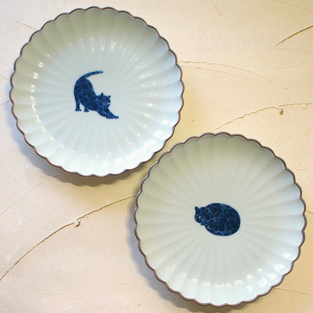 商品名 猫 小皿 呉須猫 菊割 5.5寸皿 波佐見焼 仕様 ■製造国：日本　有田　波佐見焼 ■サイズ：約 直径16cm　高さ2．5cm ■磁器 ■電子レンジ、食器洗浄機：使用OK 商品説明 波佐見焼の絵付けの技法「染付」に用いられる青い絵具...