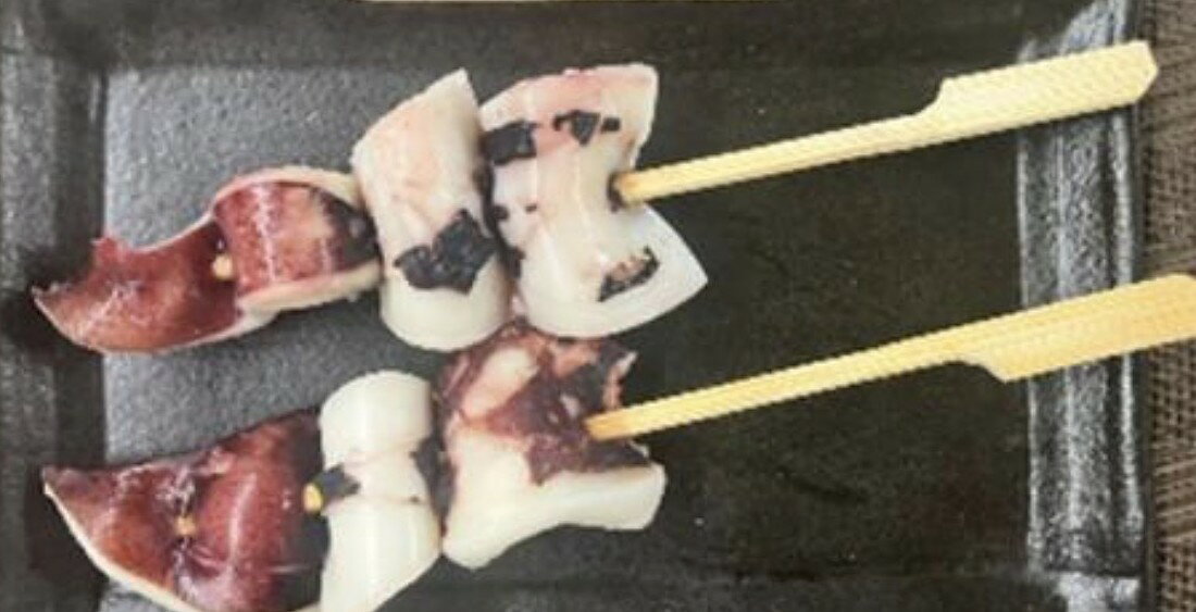 中国産のムラサキイカ使用です。 BBQ用のイカ串になります。 加熱してお召し上がり頂けます。 ☆BBQいか串40g（串94円税別）写真1 18,800円／400g（40g×10串）×20P（税別） 保存方法：-18℃以下 賞味期限：約半年