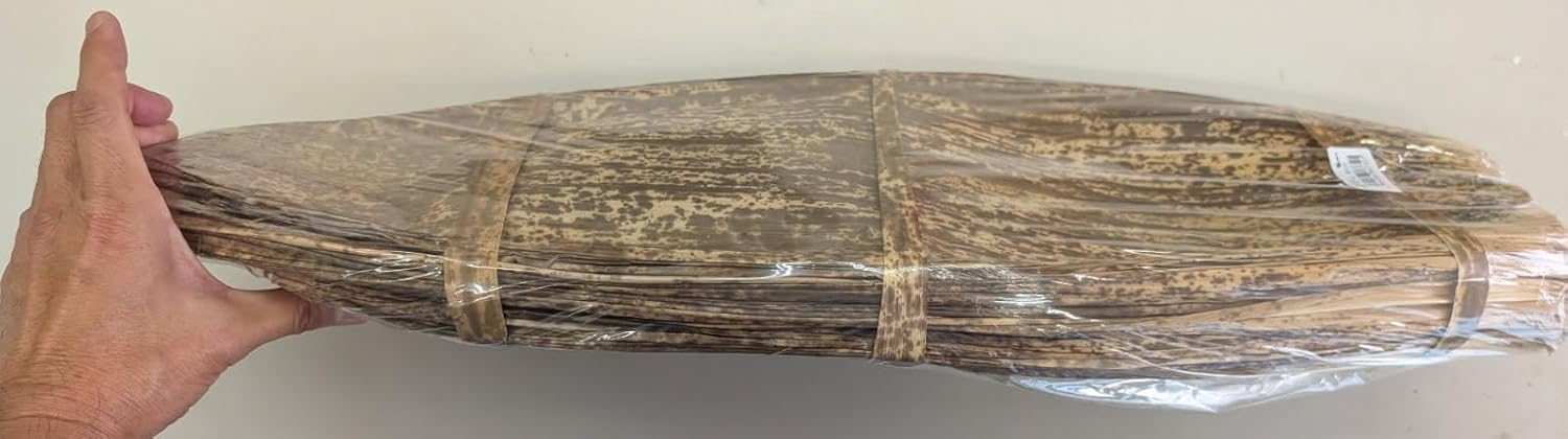 乾燥竹皮になります。 1Kgづつ真空してあります。 サイズは4号～大4号まで幅広く指定可能です。 価格：2,030円／1Kg（税別） 合計金額：40,600円／1Kg×20P（税別） 保存方法：常温