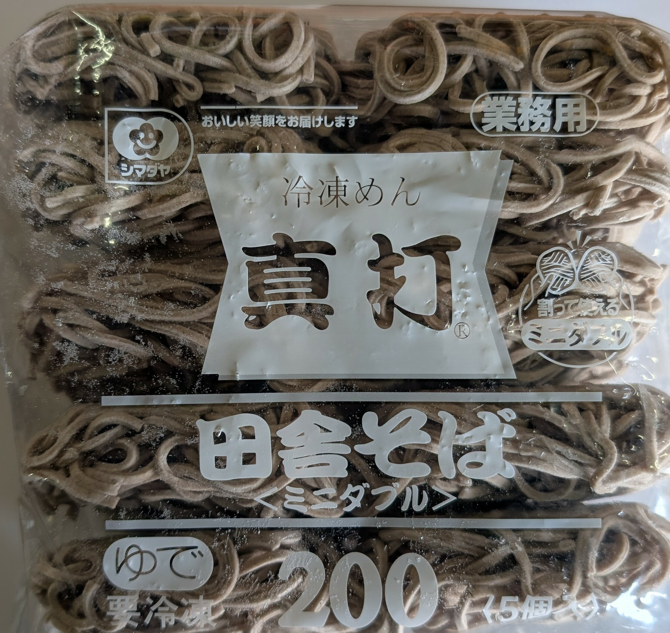 商品説明 色が黒く、太めで歯応えのあるゴツゴツした食感が特長の田舎風そばです。 そばの風味がしっかり感じられ、かけ・ざるのどちらにも対応できる汎用性の高い冷凍そばです。 1食200gのミニダブル仕様で、定食・ランチ・業務用提供に使いやすく、...