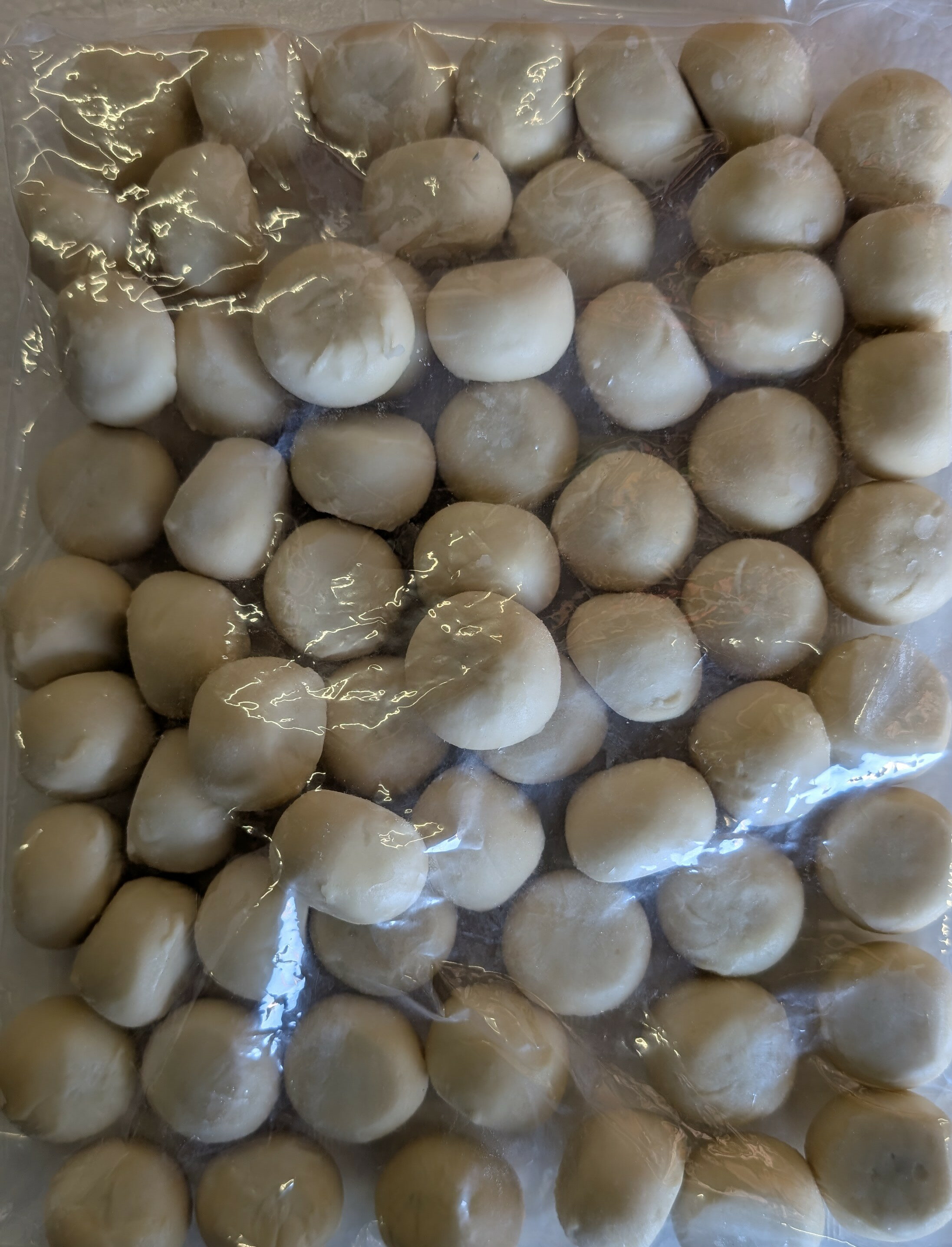 もちもちとした食感が特徴の「わらびもち入りドーナツ」です。 生地に本わらび粉を使用し、外はサクッと中はやわらかく仕上がります。 冷凍のまま揚げるだけで簡単に提供でき、和菓子テイストのドーナツとしてカフェ、イベント、学園祭、屋台、飲食店メニュ...