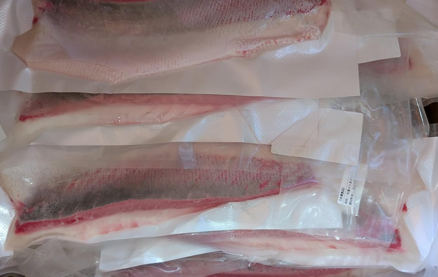 愛媛県宇和島で育てられた「ぶり」と「ひらまさ」の交雑種（ハイブリッド魚）を使用した、 高品質な冷凍ぶりまさロインです。 脂のりが良く、身質はしっとりとしており、 ぶりの旨味とひらまさの上品な食感を兼ね備えた逸品です。 養殖ならではの脂の安定...
