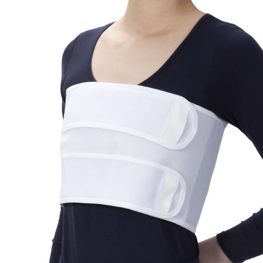 手術後のサポート 留め部分が上下セパレートでフィット性がある胸部固定帯。 伸縮生地の留め部分で体にフィット。 通気性のあるメッシュタイプ。 ストラップ付きで簡単着脱。 留め部分は左右どちらからでも固定できます。