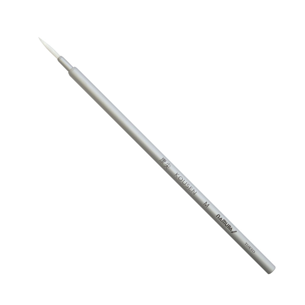 天然毛のように自然に摩耗する新素材のナイロン繊維を使用した面相筆。使い込んでも穂先に癖がつきにくく、シャープな描き味を維持できます。エクストラハードアルミニウムを使用した軸には耐久性があり、高級感のあるマットな仕上がりです。また、適度な重み...