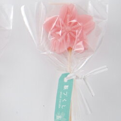 駄菓子のように桜の花をかたどった、アロマキャンドル（ロウソク）です。彩り麗しく、香り雅 ———満開になると辺り一体を色づける桜。種類によって異なる、色の濃淡や香りを4種類の桜で表現したのが「桜づくし」シリーズです。可憐で気品があって、時に妖...