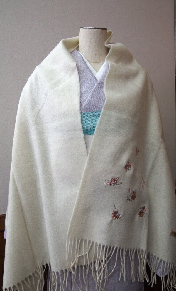 カシミア入り　刺繍　大判ショール着物にも洋服にも 品質：ウール100％（カシミア混紡率　不明）　　 サイズ：長さ170cmフリンジ含む　巾50m 日本製　