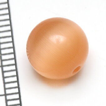 人工キャッツアイビーズ ライトオレンジ 約10mm　一粒入り 糸やシリコンゴムが通る穴のあるビーズです。 ブレスレットやその他ハンドメイド作品に最適です。 猫の目のような光の帯が見られるビーズです。 悪を退ける力がある魔除けの意味を持ってい...