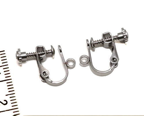 ●　イヤリングパーツ　1ペア（2個） ●　カン付きタイプ ●　U字 縦13×横8.8mm　調節部分除く ●　素材 ステンレス 手作り用イヤリングを作るのに最適なパーツです。 ※ご注意※ アレルギーが起こりにくい素材ですが、全ての方にアレルギ...