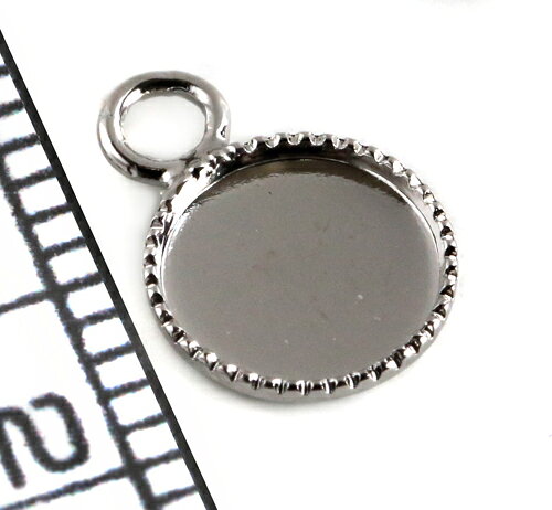 ●　丸皿　カン付き ●　色：シルバー（代用ロジウム） ●　皿部分サイズ：約6.2×6.2mm ハンドメイド、手作りアクセサリーに最適なパーツです。パーツを並べてレジンを流し入れたり、カメオやカボションを取り付けて使います。