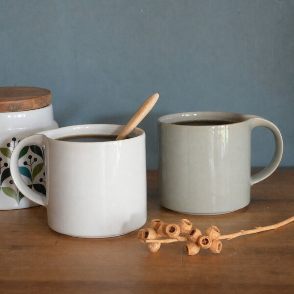陶器のようなやさしい雰囲気で、すっきりとした佇まいが魅力の磁器製マグカップ。 コーヒー、紅茶、カフェオレ、スープなど、毎日の飲み物に使いやすいシンプルなデザインです。 主張しすぎない落ち着いた色合いで、北欧風・ナチュラル・シンプルモダンな食...