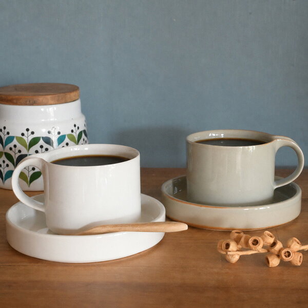 シンプルなカップに、同じトーンのソーサーを合わせた磁器製カップ＆ソーサー。 コーヒーや紅茶を少し丁寧に楽しみたい時にぴったりの、落ち着いた雰囲気の器です。 丸みのあるカップと、すっきりとしたソーサーの組み合わせで、普段のコーヒータイムもおう...
