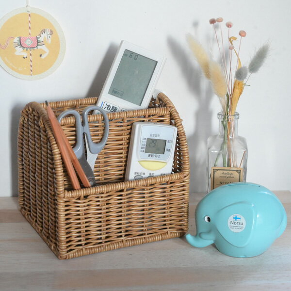 【2025.11】ユティル リモコンラック まるで本物の天然素材のような見た目が特長の ユティルシリーズ。 こちらはコンパクトなリモコンラックです。 小ぶりなサイズ感ですのでリビングだけでなく、 玄関や洗面所などちょっとした場所に置けます。...