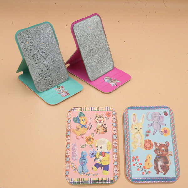 【2025.10】ナタリーレテ スタンドミラー フランスのデザイナー、ナタリーレテがデザインした かわいい動物たちのイラストがプリントされた折りたたみミラー。 3段階に角度を調整できます。 彼女の描くイラストは個性的で表情がとても豊か。 表...