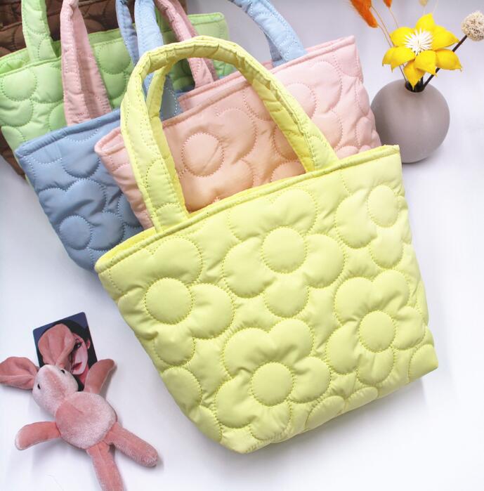 この商品について 可愛らしい花柄デザインが特徴のシンプルで使いやすいトートバッグです。軽量かつコンパクトなサイズ感で、ちょっとしたお出かけや日常使いにぴったり。持ち手は柔らかく、手に優しい仕上がりで快適に使用できます。内側には仕切りがあり、...