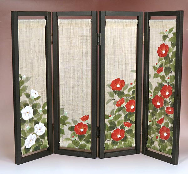 ミニ屏風4連・紅白椿/箱なし 　素　材：手織り麻・木 　サイズ：約W15×H48cm×4連 ■入り箱が有りませんので、特別価格にて販売します。 ■少し空いたスペースにも使用出きる、可愛い 　 ミニ衝立です。 和風モダンのインテリアをお考えの...