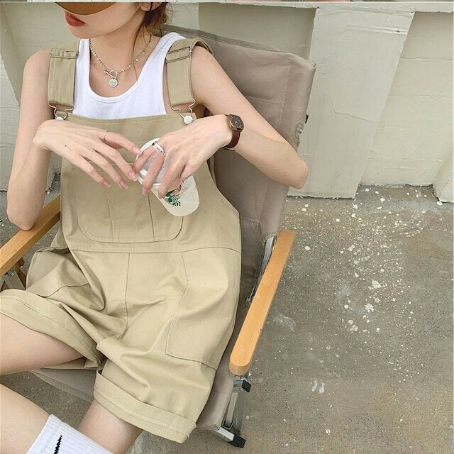 .このレディース用サロペットはショート丈のオールインワンで、オーバーオール、膝上丈、ハーフパンツタイプのパンツスーツです。カジュアルからお洒落なシーンまで幅広く使え、体型カバー効果とゆったりした着心地が魅力。無地2カラー展開で通勤、通学、旅...