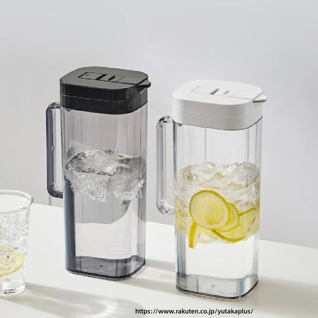 製品説明： この食品グレードのフリップトップウォーターボトルは、夏の飲み物に欠かせない容器です。耐熱素材を使用しているため、安全性と健康に配慮しています。最大2Lの大容量で、特に家族での集まりやディナーなど、ご家庭での使用に最適です。家族全...