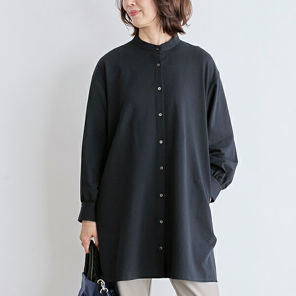 異素材のドッキングが印象的なチュニック。サッカージャージー素材の身頃部分に、コットン素材のストライプ柄の袖を合わせました。ブラウスのようなきちんと感もありながら、カットソーならではの着心地の良さが魅力です。チュニックとして着る以外に、前ボタ...