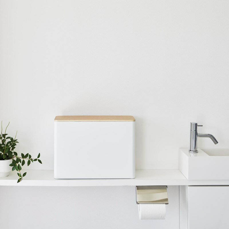 ●スチールと木の組み合わせが上質な蓋付きトイレ用品収納。 ●トイレットペーパーや生理用品、掃除用具など散らかりがちな小物を収納できます。 ●商品サイズ： W36.2×D13.2×H26cm ●内寸サイズ： W35.8×D12.8×H24.4...