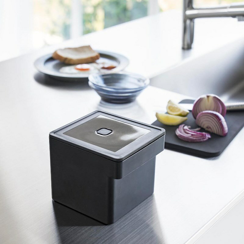 ●電子レンジ、食洗機、冷凍庫対応のザル付き密閉保存容器。 ●野菜を洗って水を切り、冷蔵庫にそのまま保存できます。 ●ザル付きなので、落ちた水分に触れるのを防ぎ食材の鮮度を守ってくれます。 ●バルブをワンプッシュして簡単密閉。 ●パッキン付き...