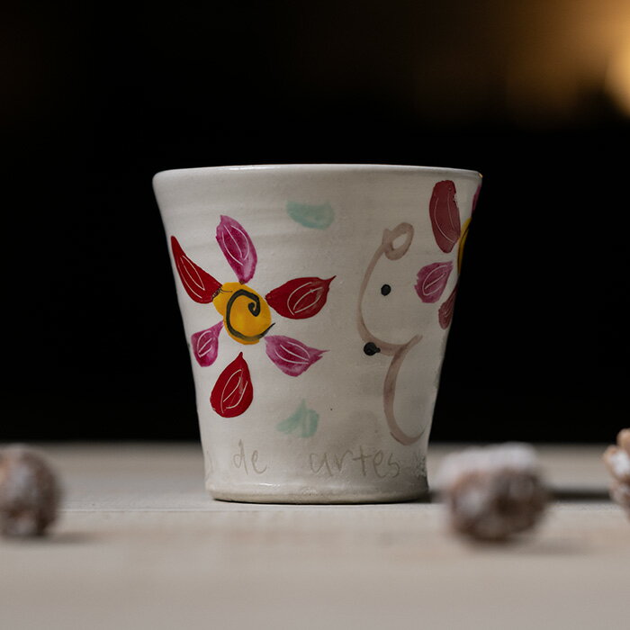 和食器をモダンな色彩感覚で 食卓をカラフルに彩り、 どの器にもストーリーが込められている 陶芸家：吉岡萬理さんの器。 ■素材　　陶磁器 ■サイズ　径約9cm 高さ約9.5cm ■手触り　つるっとしています。 ■重量　　約250g ■容量　　...