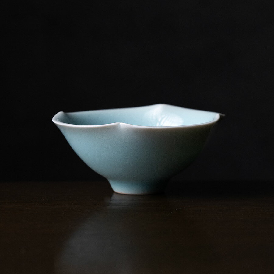 京の陶芸家「市川博一」さんの青白磁輪花酒盃。 美しい青白磁の彩りに現代のモダンさを加え 凛とした涼しげな佇まい。 京都から美しい現代の青白磁デザイン。 ご注文後に共箱制作になりますので2週間ほど制作に掛かりますのでご了承ください。 ■材質　...