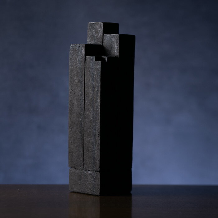 竹内紘三さんの使い方の自由度の高い花器。 古代デザインを感じるようなシックなモダンデザイン。 和室も洋室もおしゃれに演出する花器デザイン。 ■素材　陶器 ■サイズ　W約7cm D約8cm H約28cm ■手触り　ざらっとしています。 ■重量...