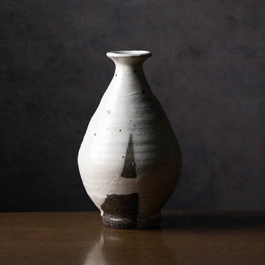 やわらかな白化粧と素朴な土味が 魅力の粉引徳利です。 白化粧の濃淡や焼き色の変化が、 一つの景色として溶け合い、 温かみのある豊かな表情を 見せています。 容量は約480ccとたっぷり入り、 日本酒をゆったりと楽しむ酒器として 酒席を上品に...