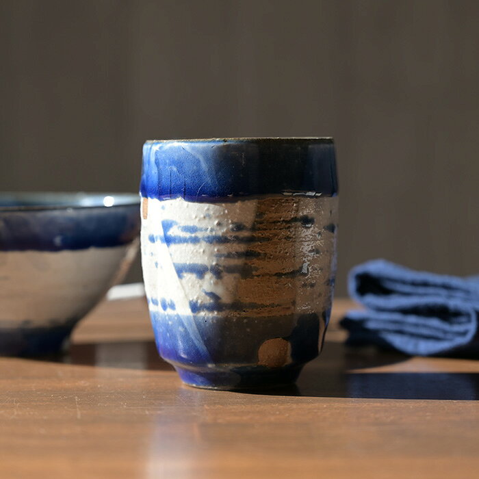 京都で作陶する多屋嘉郎さんの和食器：白化粧掛分瑠璃湯呑。 シンプルな造形に大胆に和を演出するデザインは 食卓をほっとする落ち着いた空間に。 ■素材　　陶器 ■サイズ　約φ6.5cm×H9cm ■手触り　ざらっとしています。 ■重量　　約15...