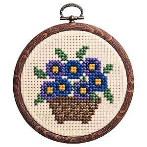 初心者の方でも楽しめる、簡単クロスステッチキットです。 専用フープ付きです。完成したらすぐに飾れます♪ 難易度：初級 サイズ（約）：額内径/10.5×10.5cm キット内容：25番ししゅう糸（綿100％）、No.3000布 ジャバクロス中...