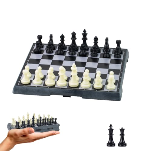 ◆商品名：チェスセット Travel Chess Set マグネット式 黒と白の駒 折りたたみ チェスボード 収納便利 大人 子供 旅行 入門用 (20×20cm)【折り畳み式盤】：盤は二つ折りにできるので収納場所をとらなくてとても便利です...
