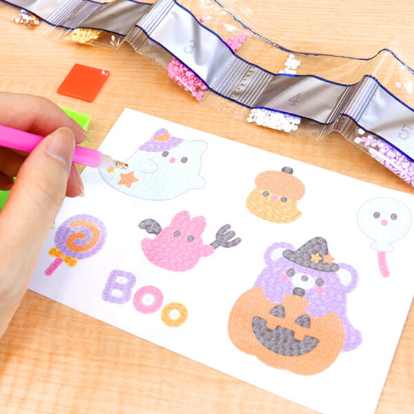 ビーズアートにハロウィン柄が登場☆ かわいいゴーストたちをビーズで作ってみよう！ キラキラビーズも入っているので完成すると綺麗なアートに♪ ※2種アソート、種類・色・柄の指定はお受けできません。 【内容】 シールシート くっつきジェル くっ...