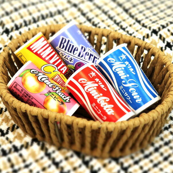 長年愛されてきた駄菓子の定番！ フレーバーも種類たくさん☆ 缶飲料を型どった容器がかわいい♪ ※パッケージのデザインが変更となる場合がございます。 　予めご了承頂けますようお願い致します。 【ピースサイズ】 直径 約2.8×W5.2cm 【...