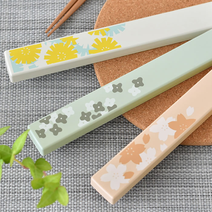 商品名 うららか 箸＆ケース 商品詳細 サイズ ケース：約 W19×D2.7×H1.3cm 箸全長：約 W18cm 重量 約43g 素材 ABS樹脂、ポリプロピレン、天然木 仕様 箸先滑り止め加工 原産国 日本 備考 ※箸のみ家庭用食器洗い...